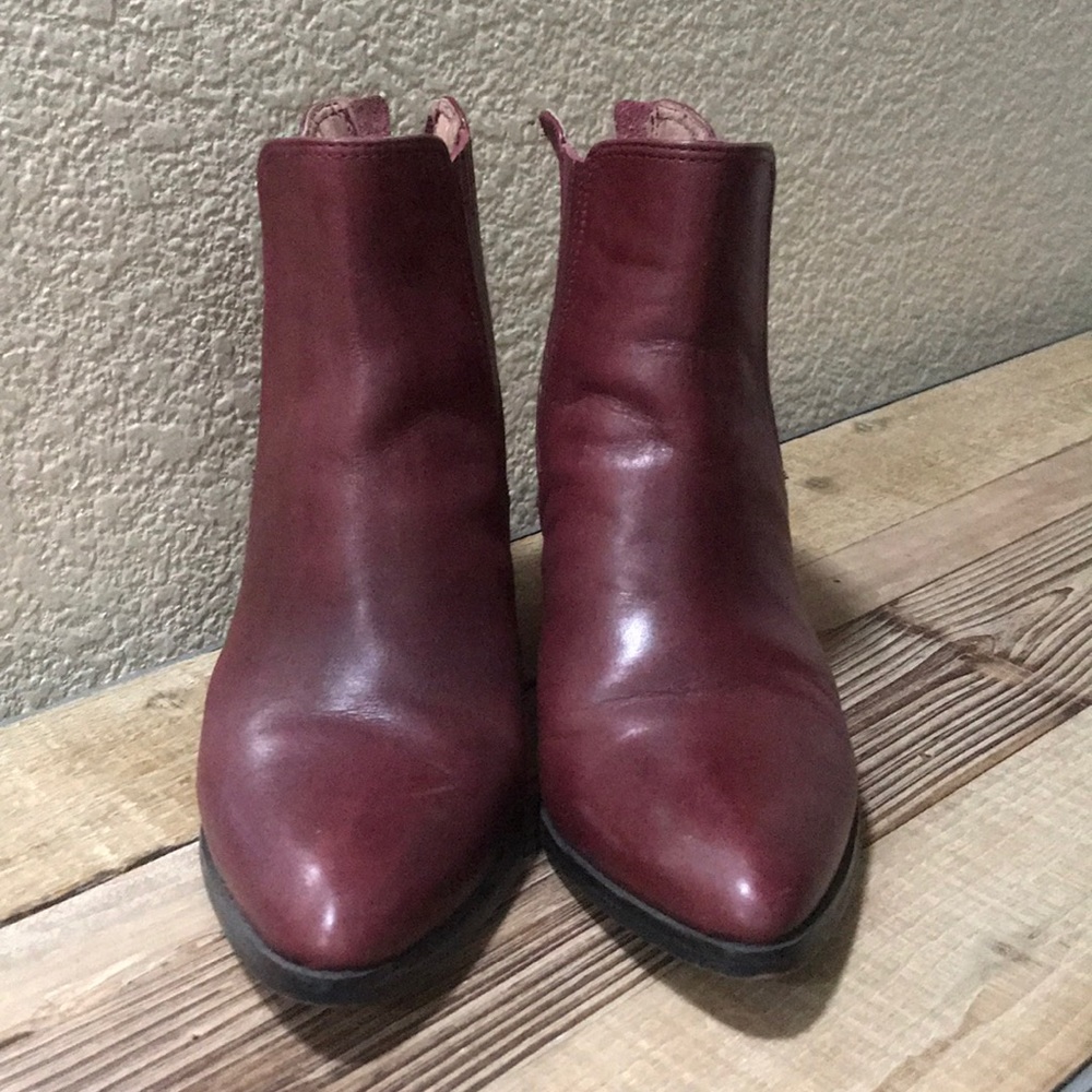 Dark Red Boots - Gem